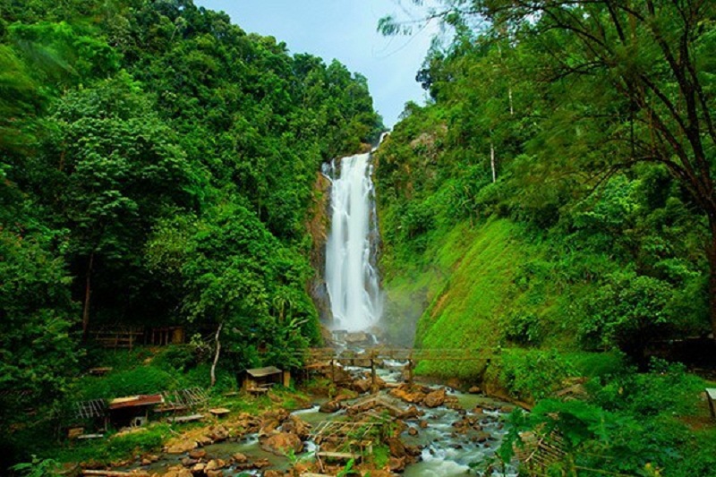 5 Air Terjun Tertinggi di Indonesia yang Bisa Dikunjungi – Trippers.id